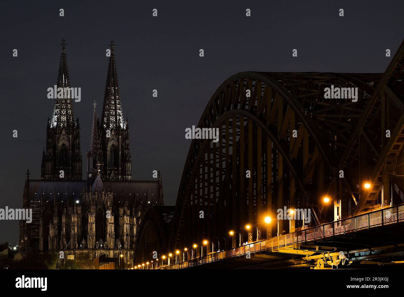 Saving energy, Cologne Cathedral with Hohenzollern Bridge dimly lit ...