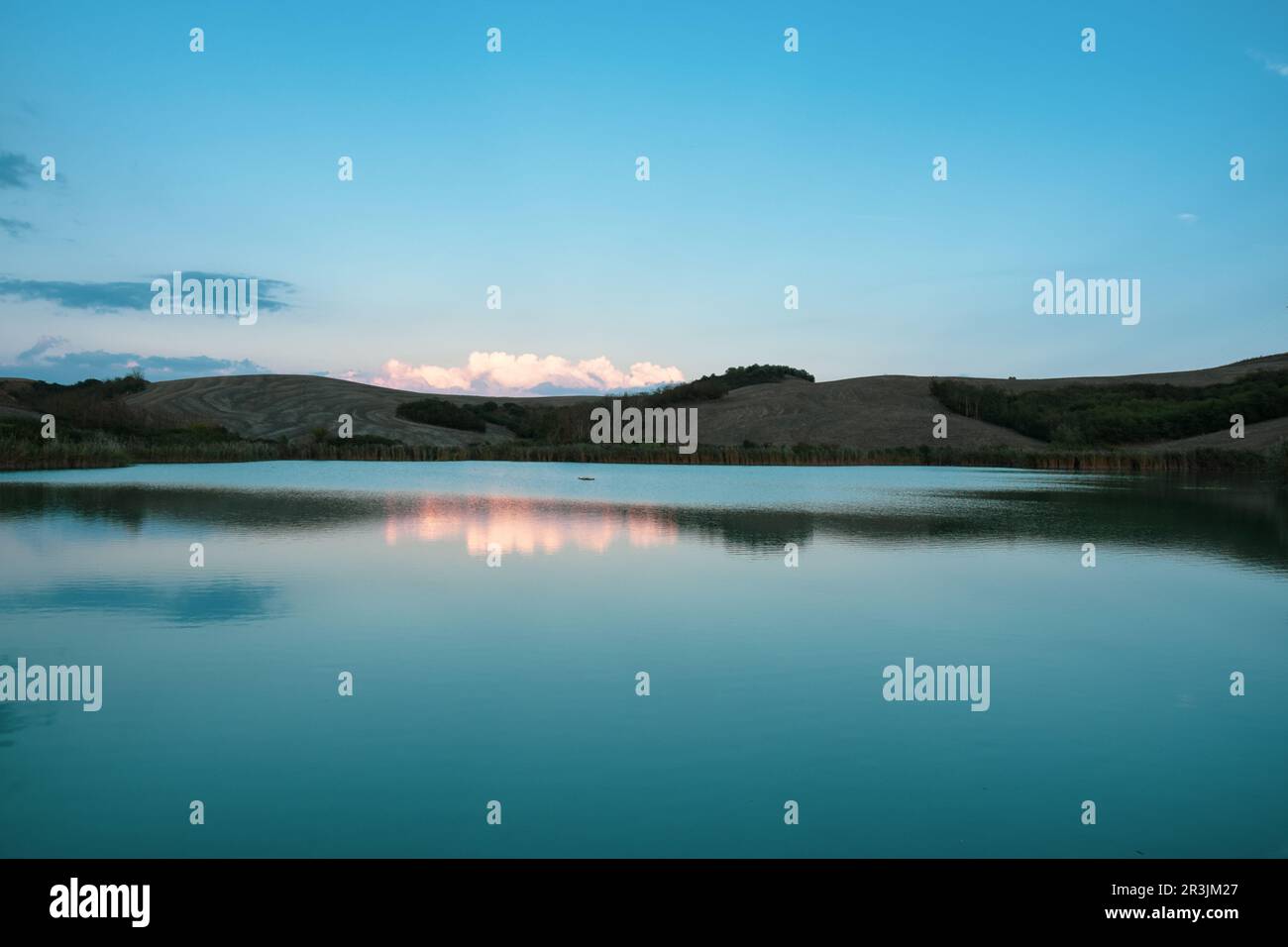 Crete Senesi, lake in the middle of cultivated fields in tuscany Stock ...
