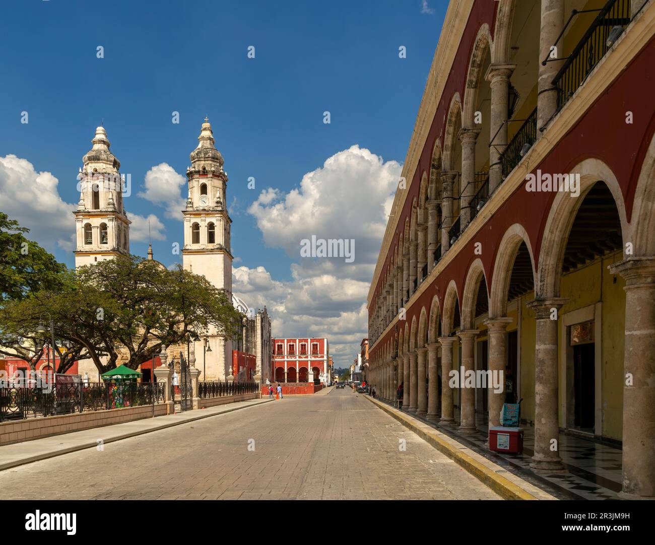Historical Spanish colonial buildings, Plaza de la Independencia ...