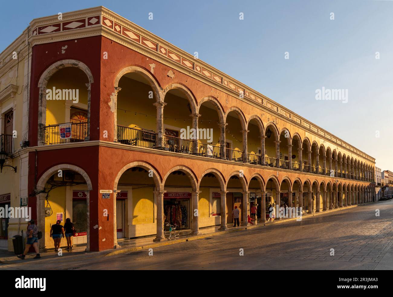 Historical Spanish colonial buildings, Plaza de la Independencia ...
