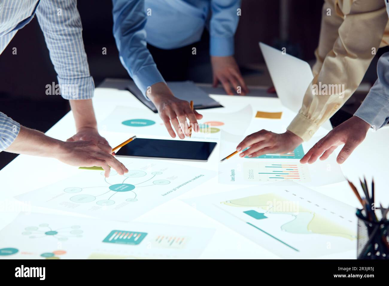 Engineers meeting in technology research laboratory: Engineers ...
