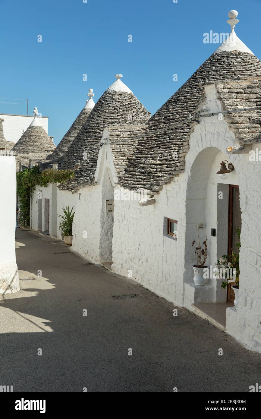 Alley with Trullo houses in Alberobello, Pulia, Italy Stock Photo - Alamy