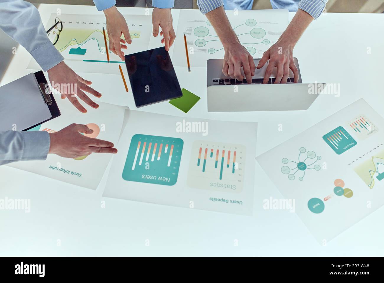 Engineers meeting in technology research laboratory: Engineers ...