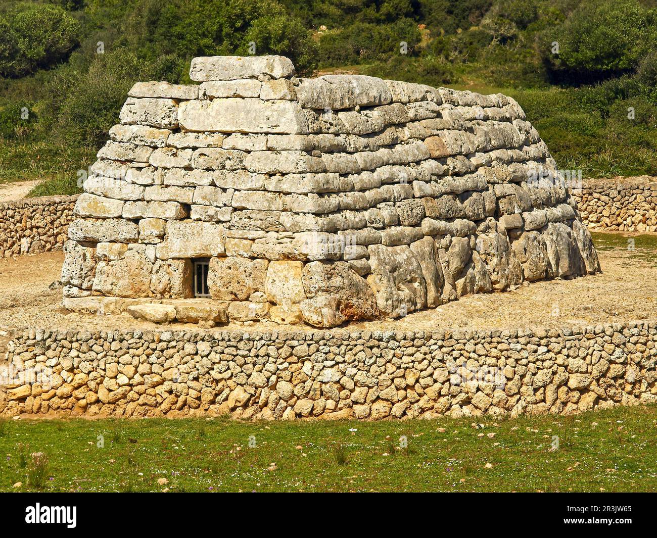 Naveta des Tudons,monumento funerario colectivo (1000 a.c.). Ciutadella ...