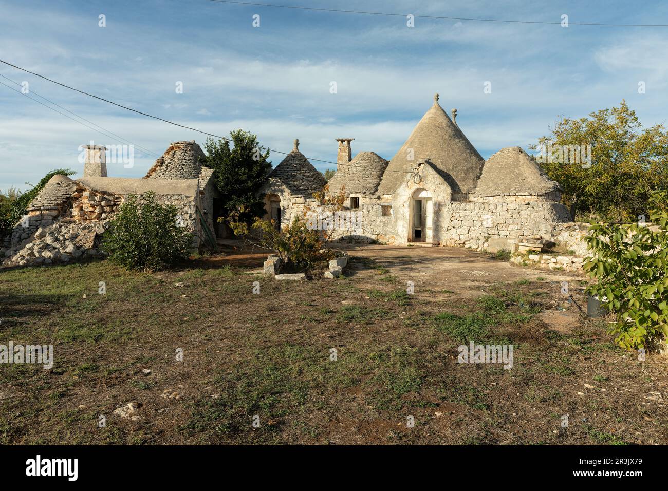 Old and weathered abandoned Trullo house in Apulia, Italy Stock Photo ...