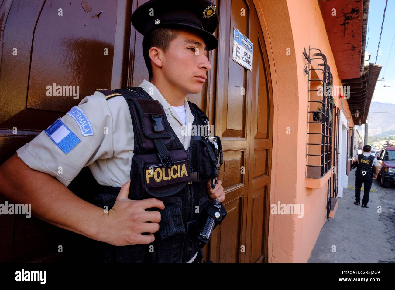 policia vigilando, Antigua Guatemala, departamento de Sacatepéquez ...