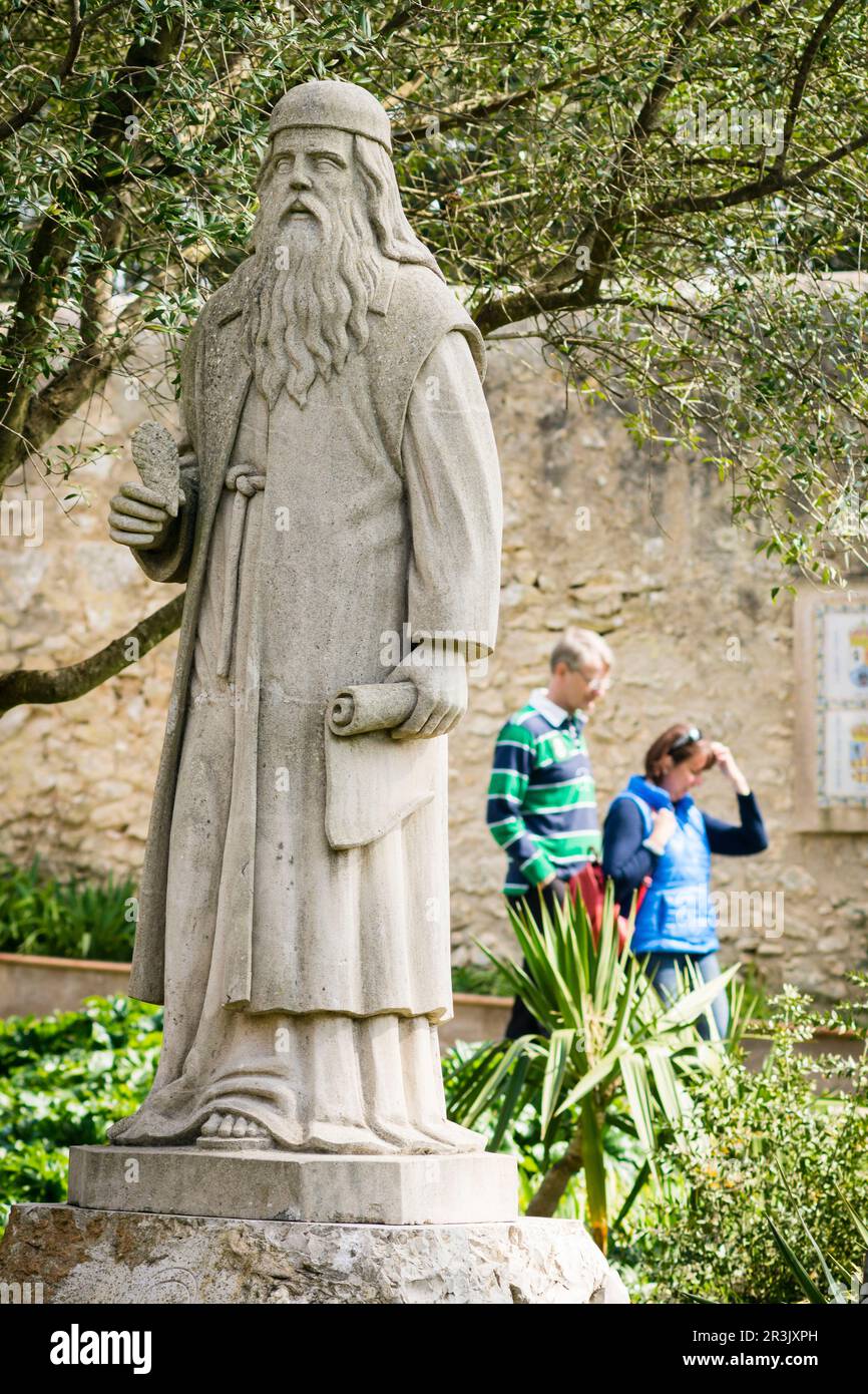 escultura de Ramon Llull en el jardin, santuario de Cura, en la cima de ...