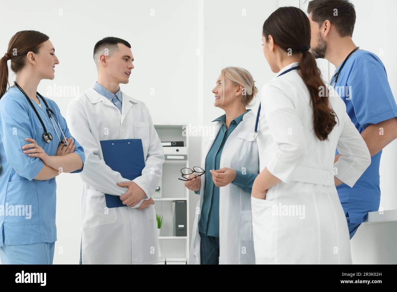 Team doctors having discussion hi-res stock photography and images - Alamy