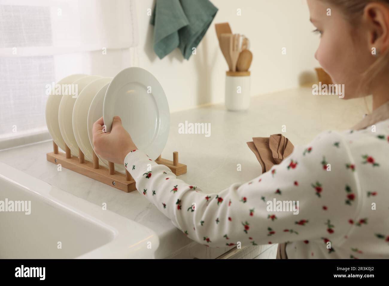 Girl drying plate hi-res stock photography and images - Alamy
