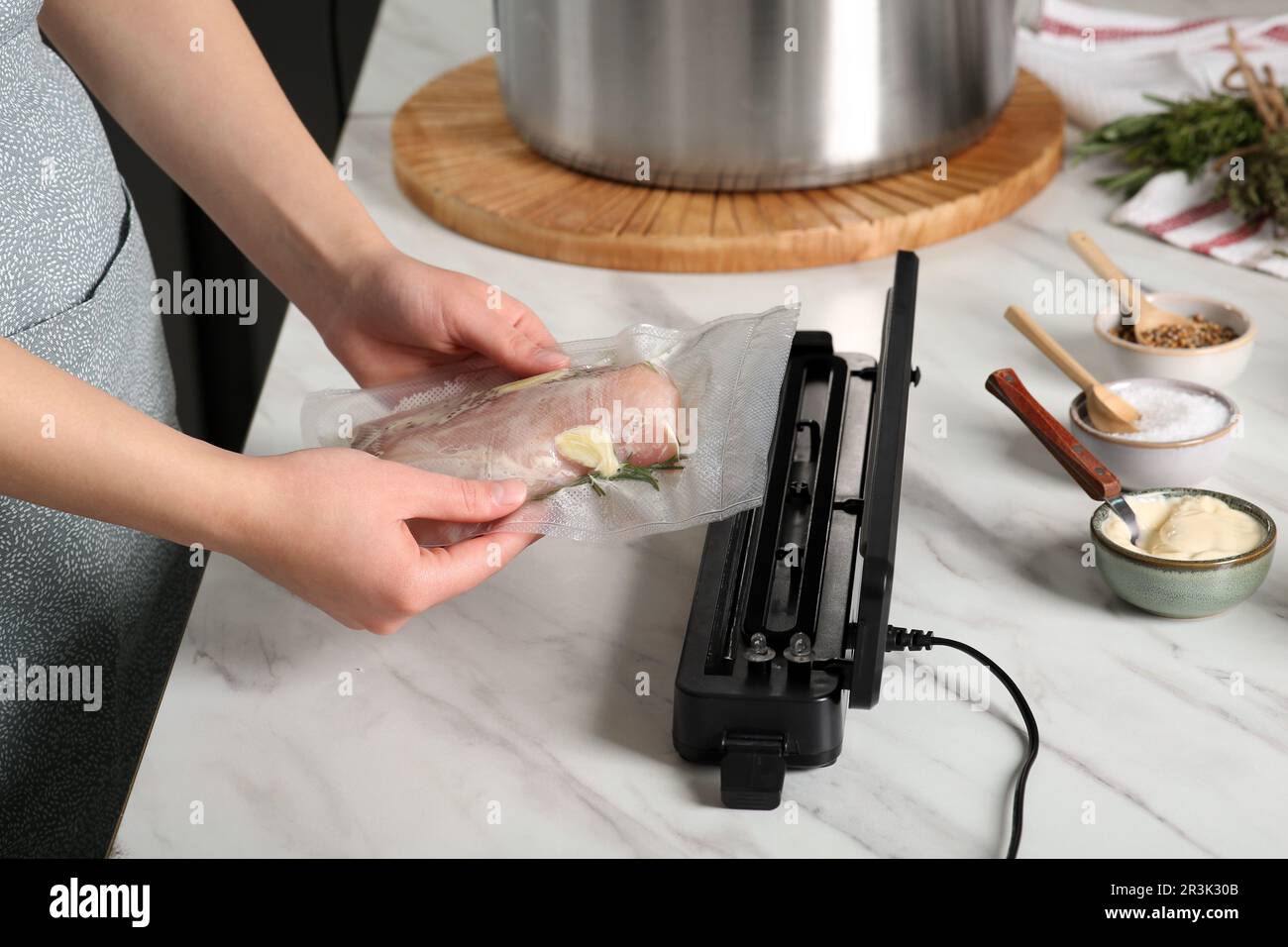 Using vacuum sealer machine hi-res stock photography and images - Alamy