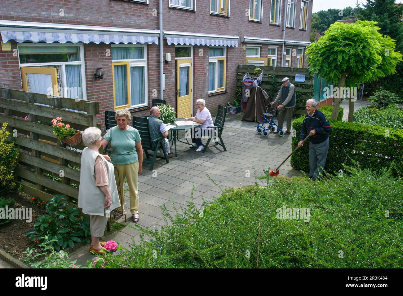 Communal garden neighbours hi-res stock photography and images - Alamy