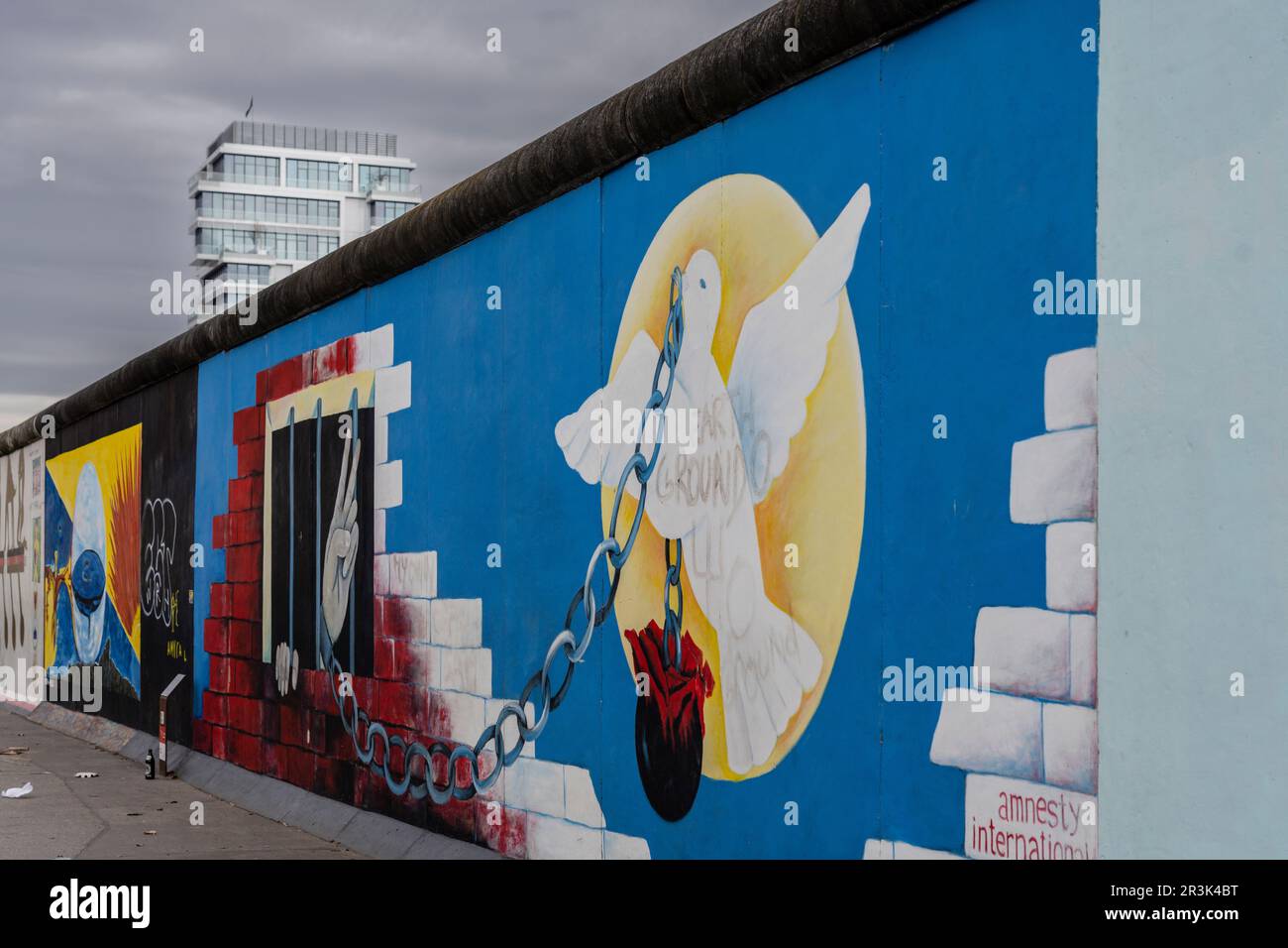 Dove of peace gdr hi-res stock photography and images - Alamy