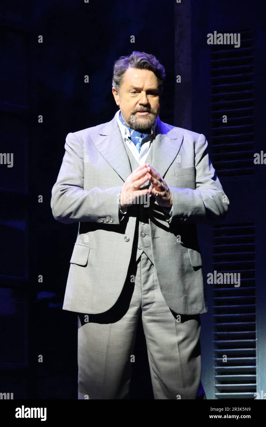 Aspects of love michael ball hi-res stock photography and images - Alamy