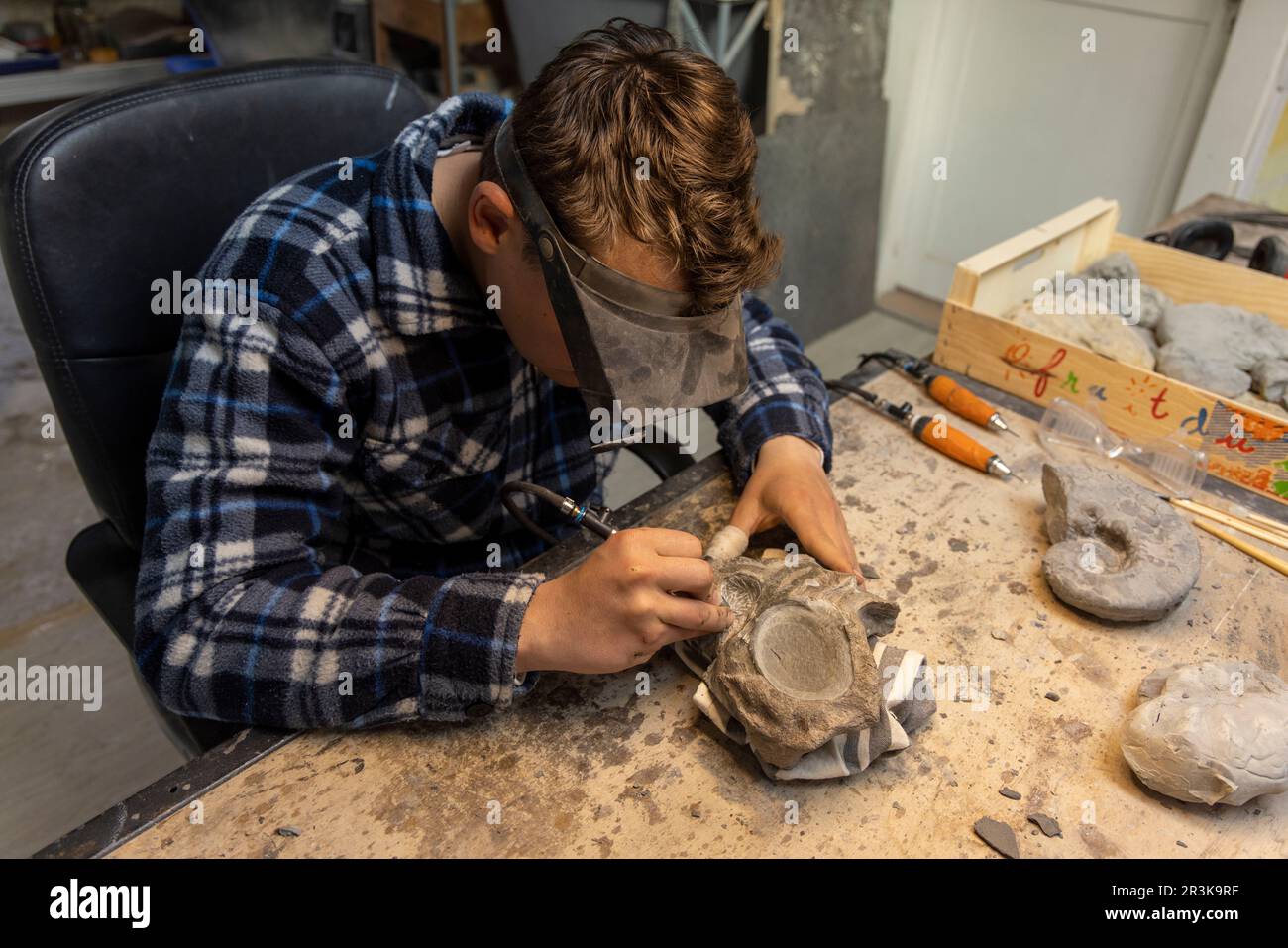 Preparation of fossils using a pneumatic micro-hammer, a pencil-sized ...