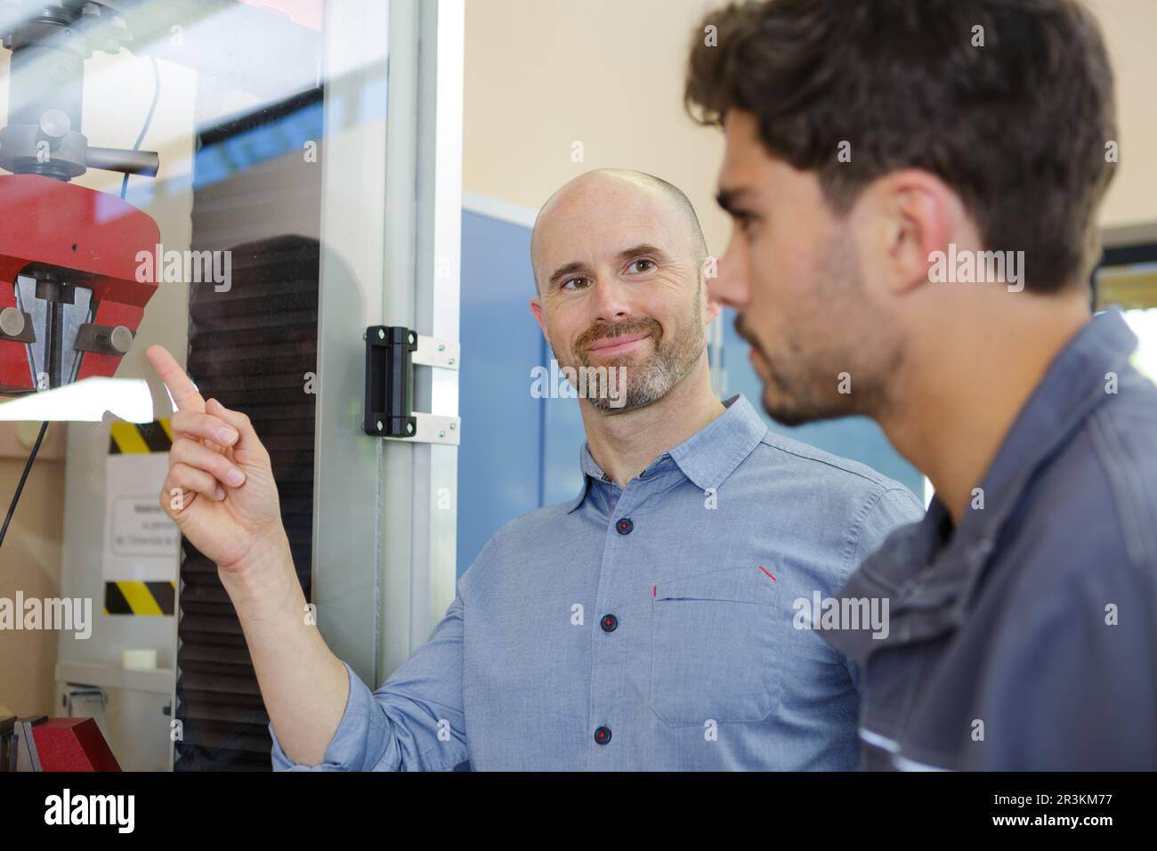 close-up of a male professional pointing a fire extinguisher Stock ...