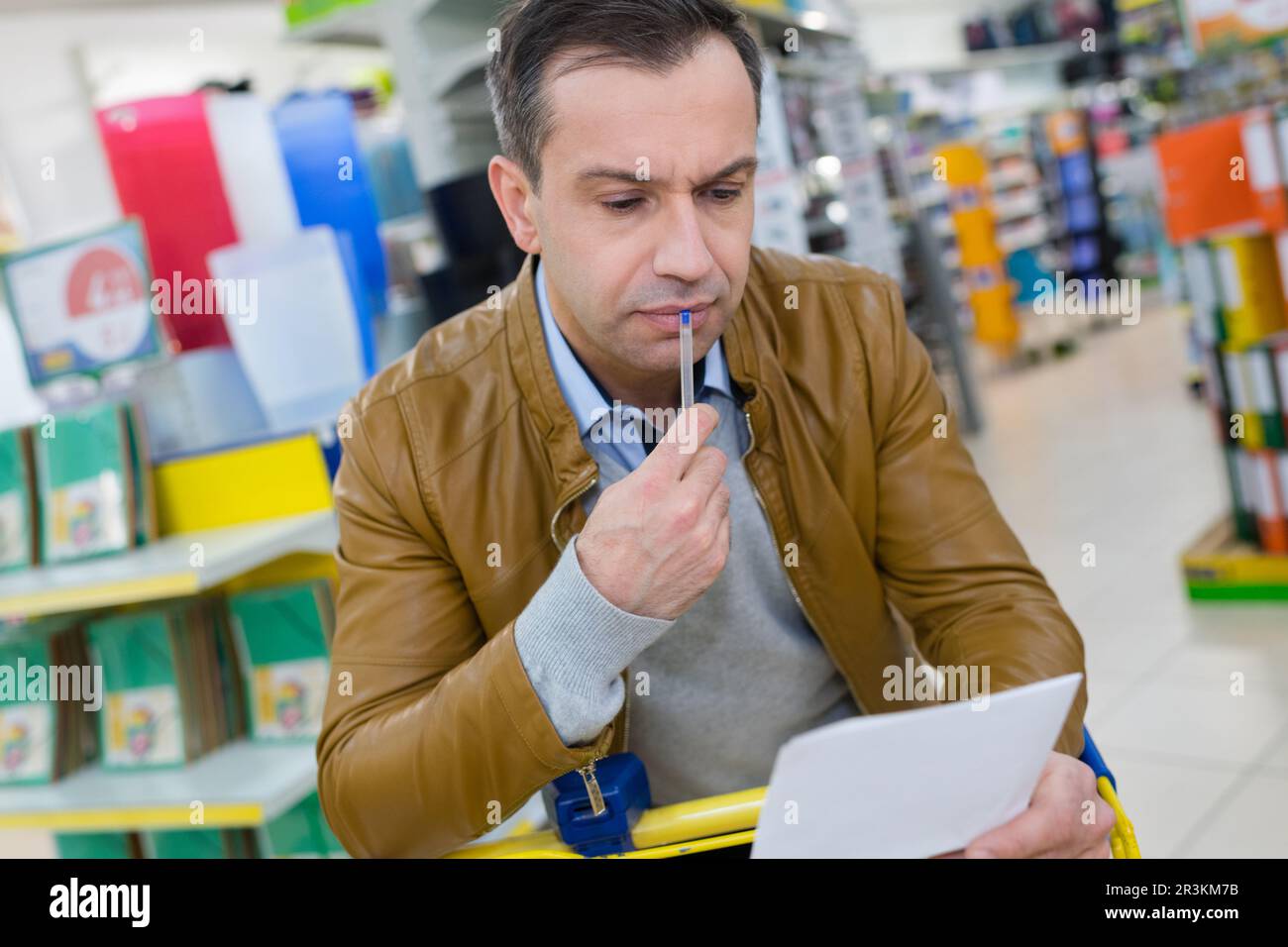 Man shopping list writing hi-res stock photography and images - Alamy