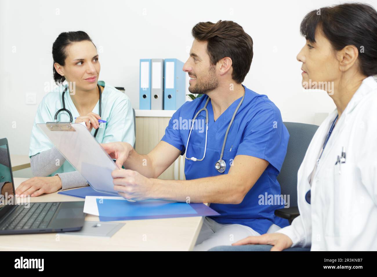 Medical team discussing patient case hi-res stock photography and ...