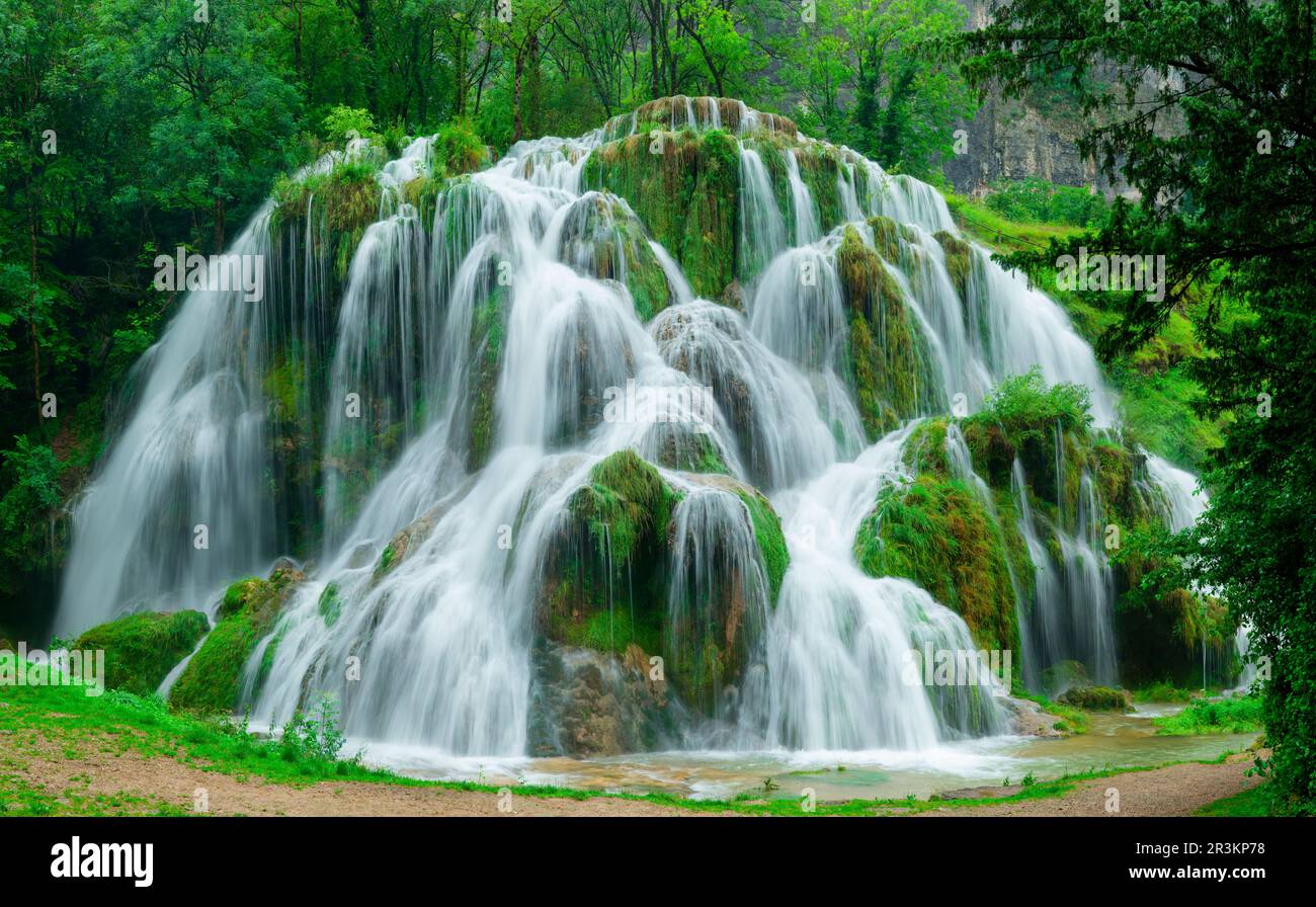 Baume-les-Messieurs waterfall, le Dard, in summer, Jura, France Stock ...