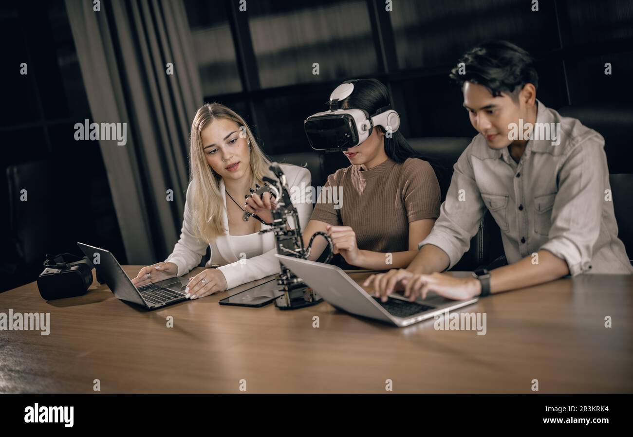 College students collaborate with research team to do experiment with educational robots ...