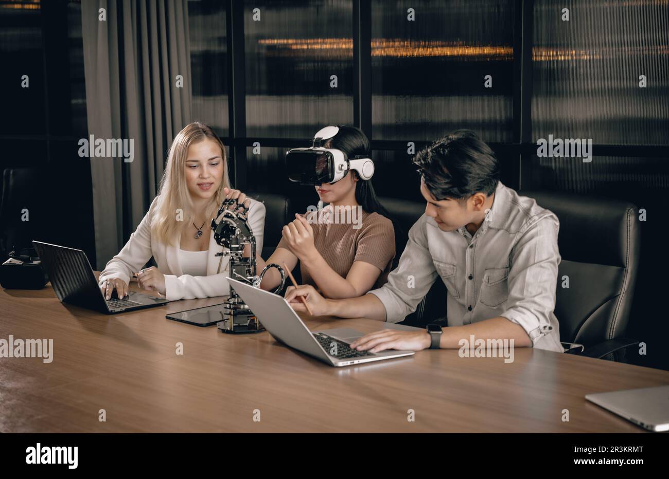 College students collaborate with research team to do experiment with educational robots ...