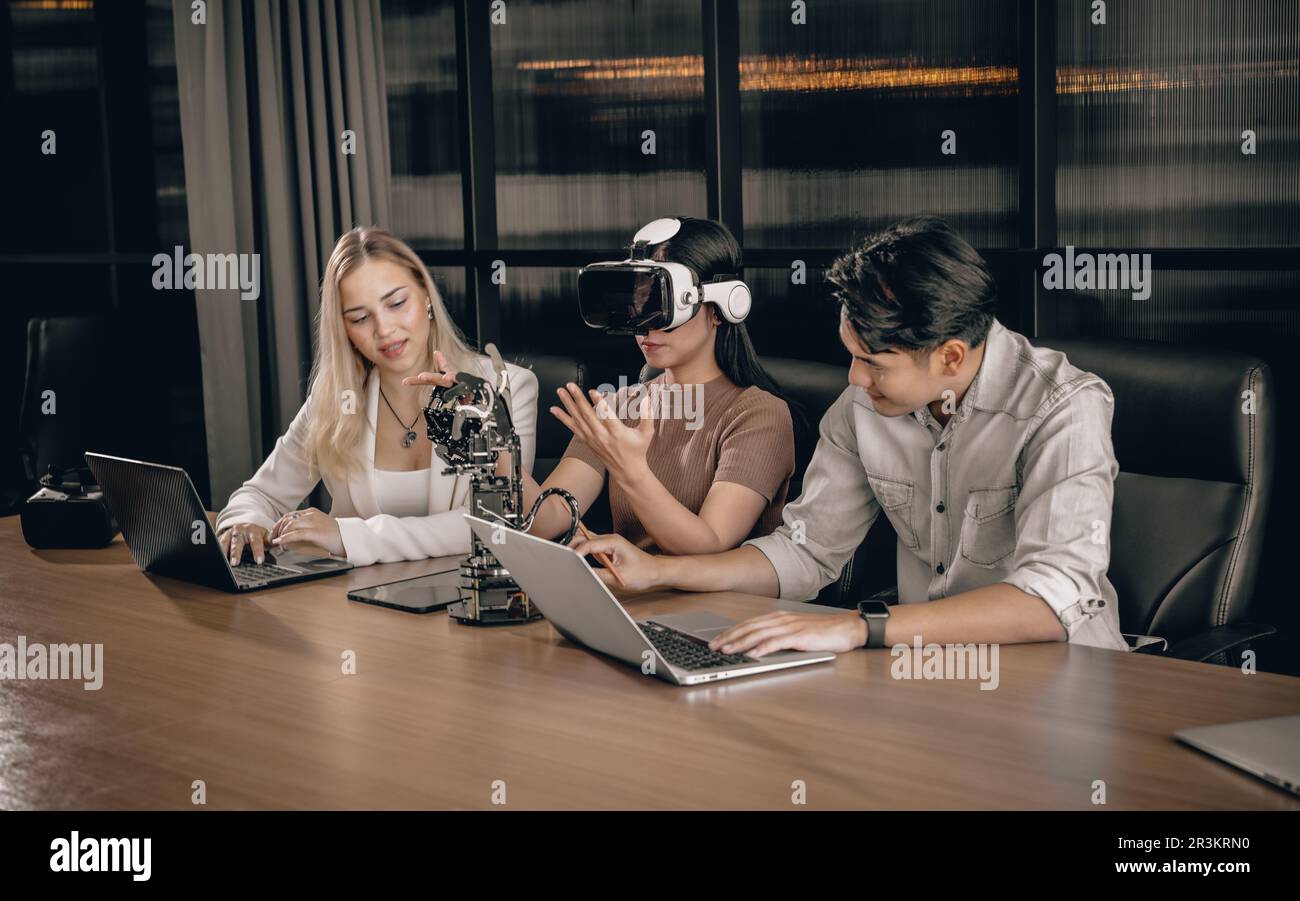 College students collaborate with research team to do experiment with ...