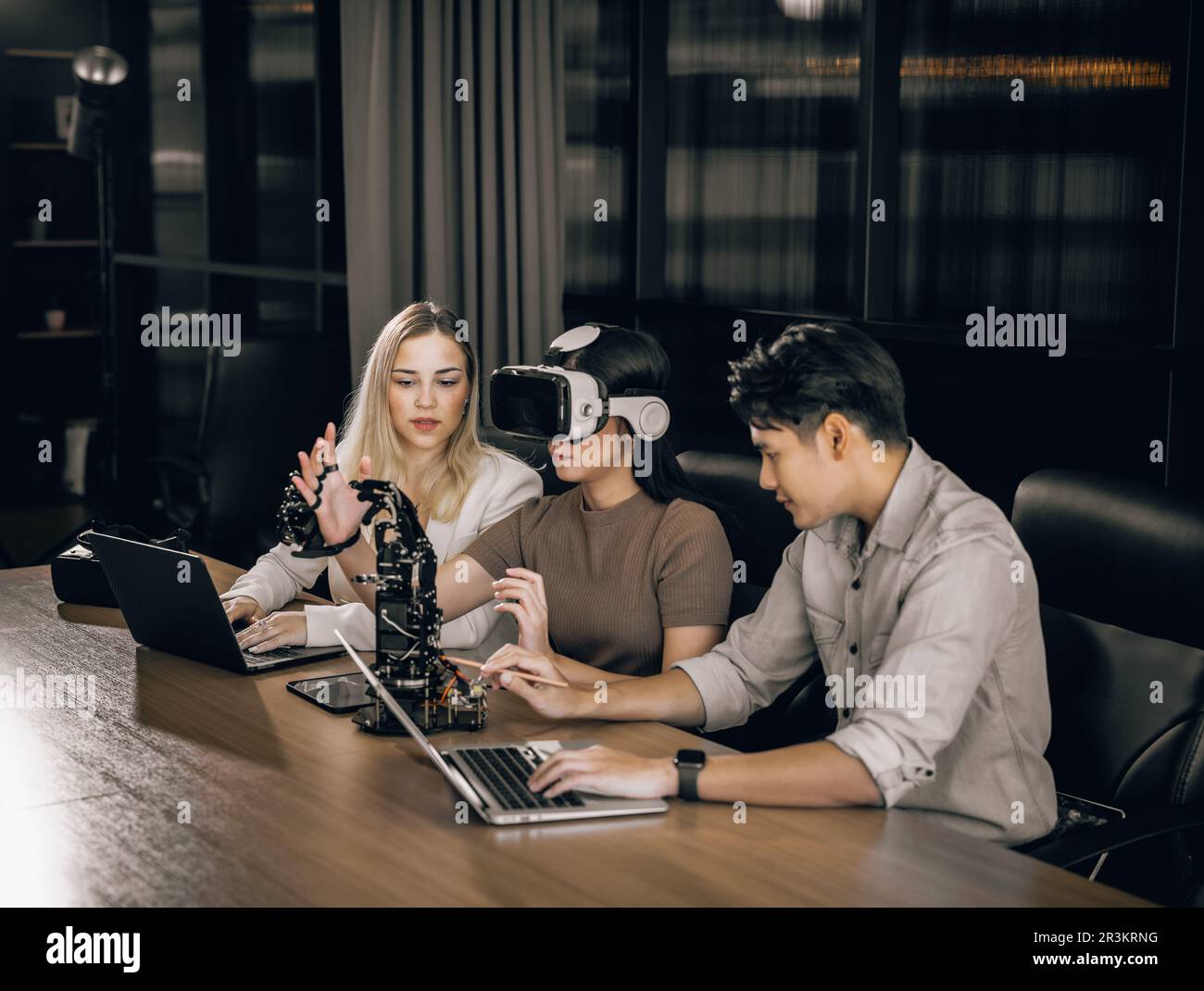 College students collaborate with research team to do experiment with educational robots ...