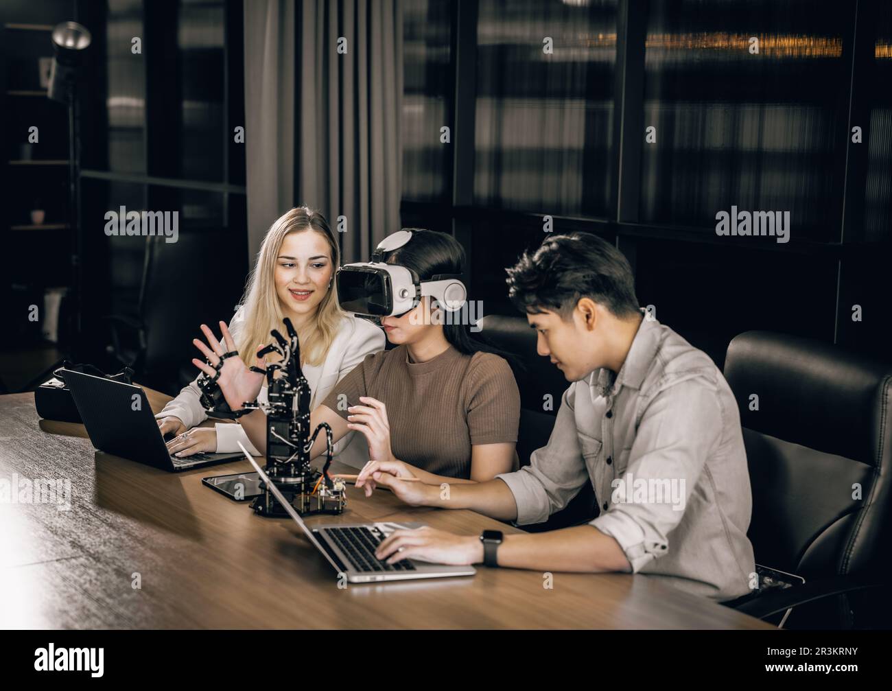 College students collaborate with research team to do experiment with educational robots ...