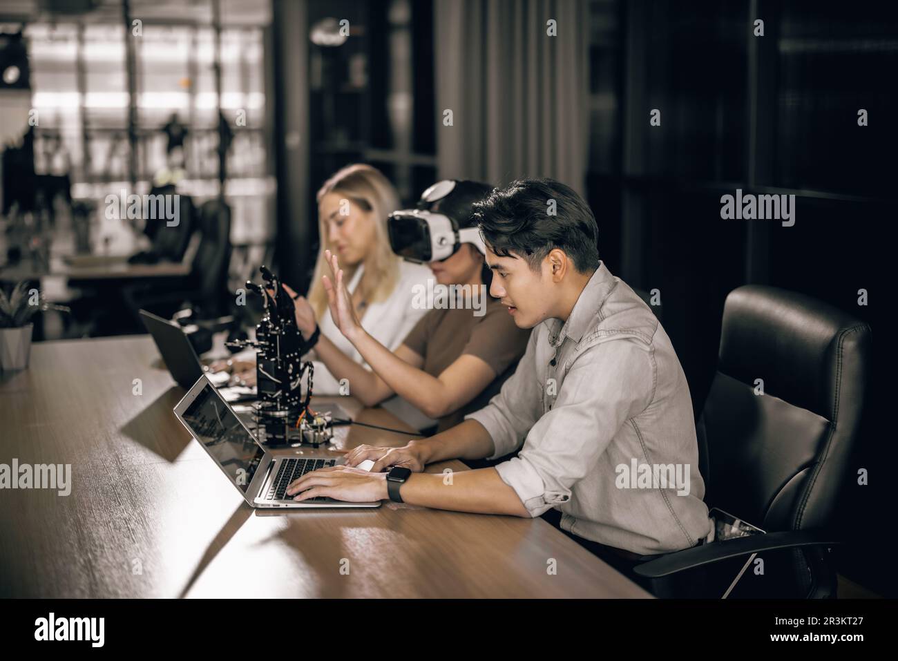 College students collaborate with research team to do experiment with ...