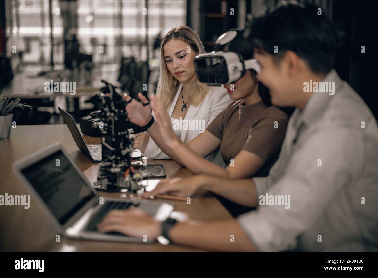 College students collaborate with research team to do experiment with ...