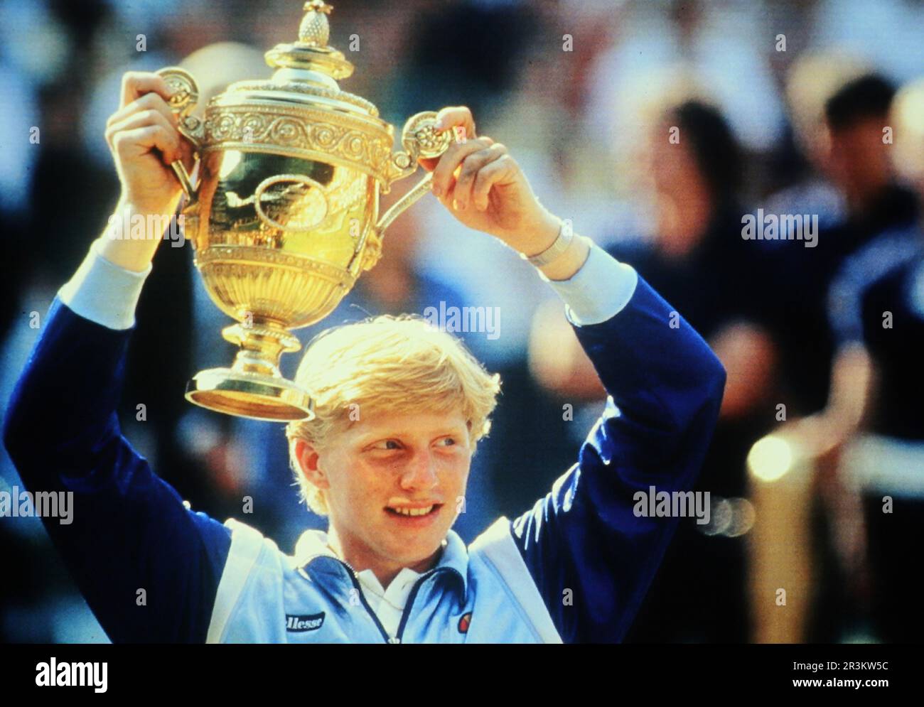 Boris Becker nach seinem Wimbledon-Triumph 1985 mit Pokal Stock Photo ...