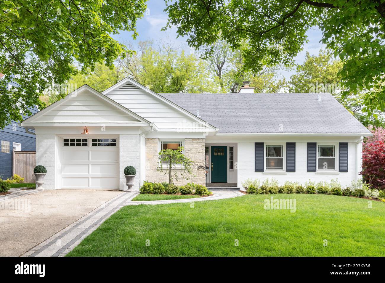 Stone ranch house exterior hi-res stock photography and images - Alamy