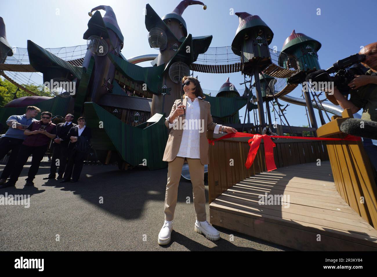 Jane Percy, Duchess of Northumberland, with characters fom 'Lilidorei ...
