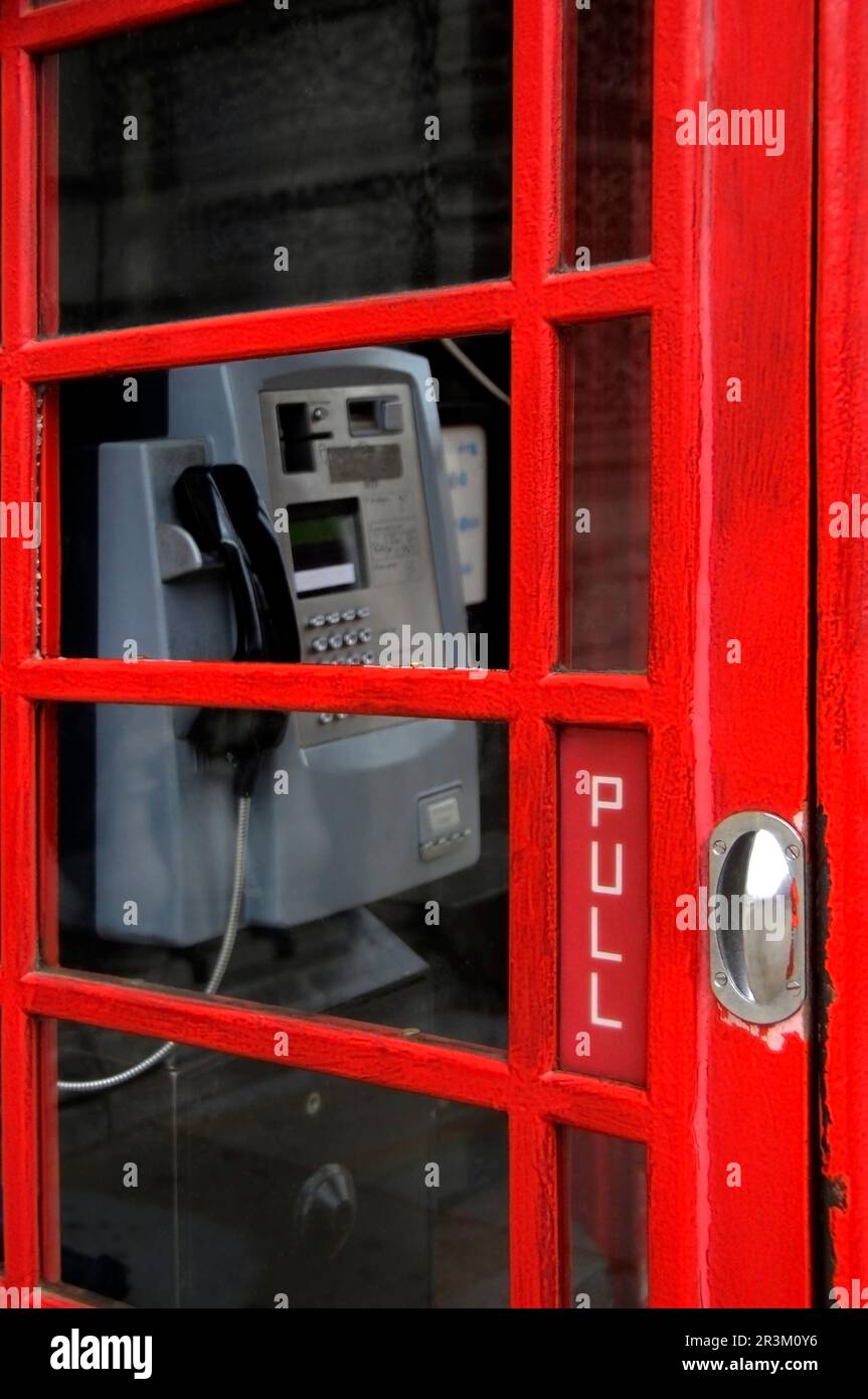 Britains red telephone box hi-res stock photography and images - Alamy