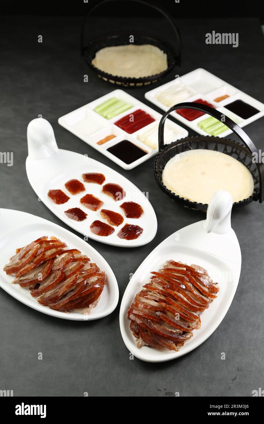 Cutting of Peking Roast Duck,Beijing roasted Duck Stock Photo - Alamy