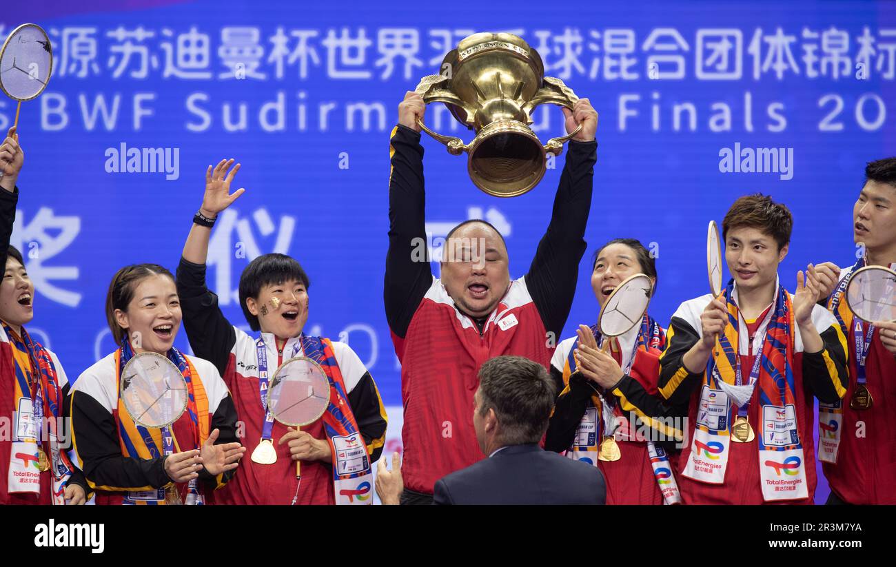 The Chinese team head coach Zhang Jun receives the championship trophy ...