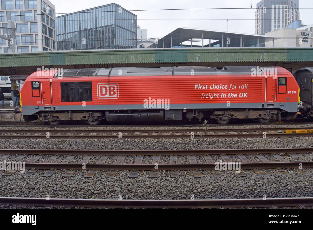 A DB Cargo Class 67 diesel electric locomotive pulling a Great Western ...