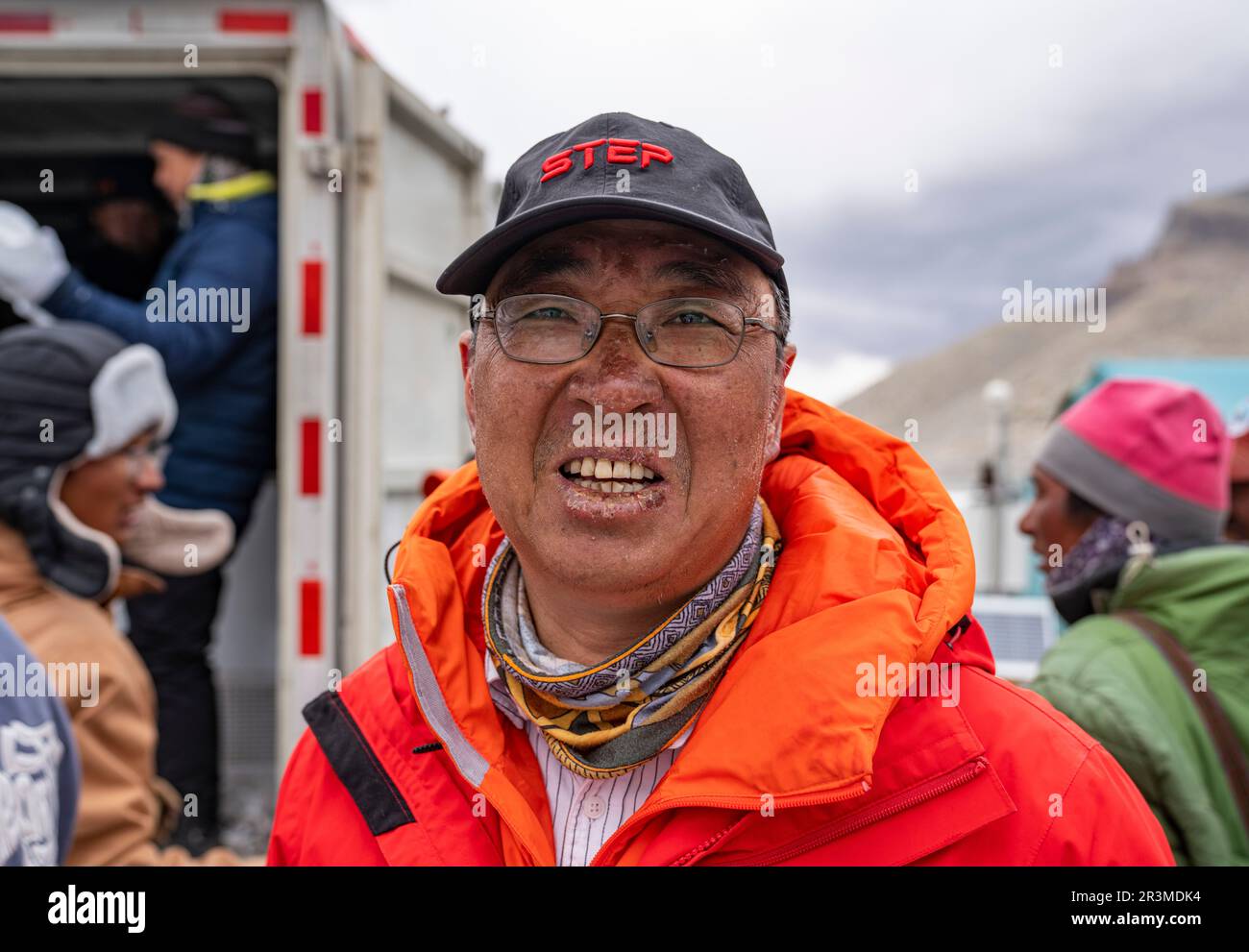 (230524) -- LHASA, May 24, 2023 (Xinhua) -- Kang Shichang, a researcher ...