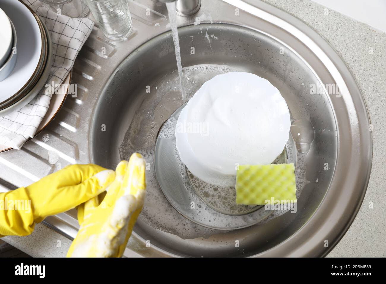 Woman washing plates kitchen sink hi-res stock photography and images ...