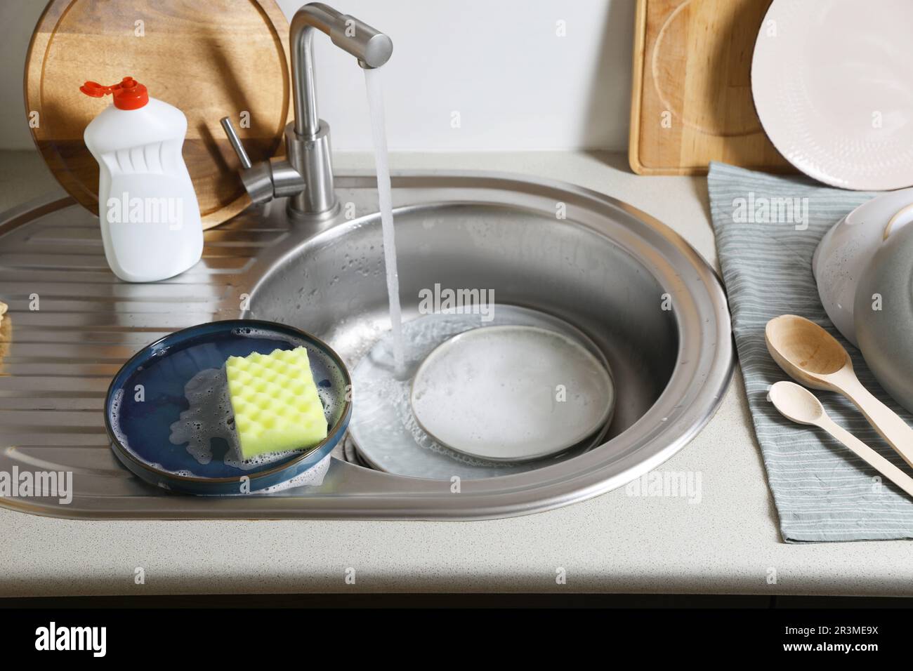 Washing plates hi-res stock photography and images - Alamy