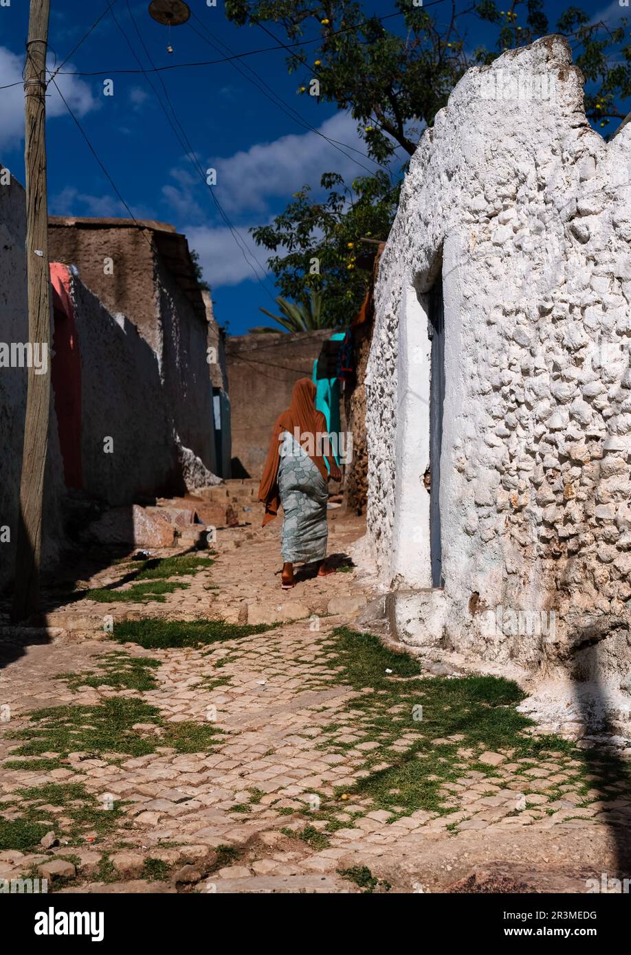 Ethiopian woman in the streets of the old town, Harari Region, Harar ...