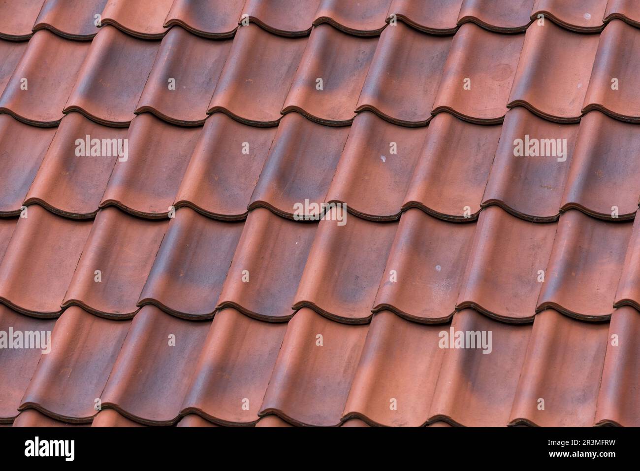 Red tiles roof background texture of a house Stock Photo - Alamy