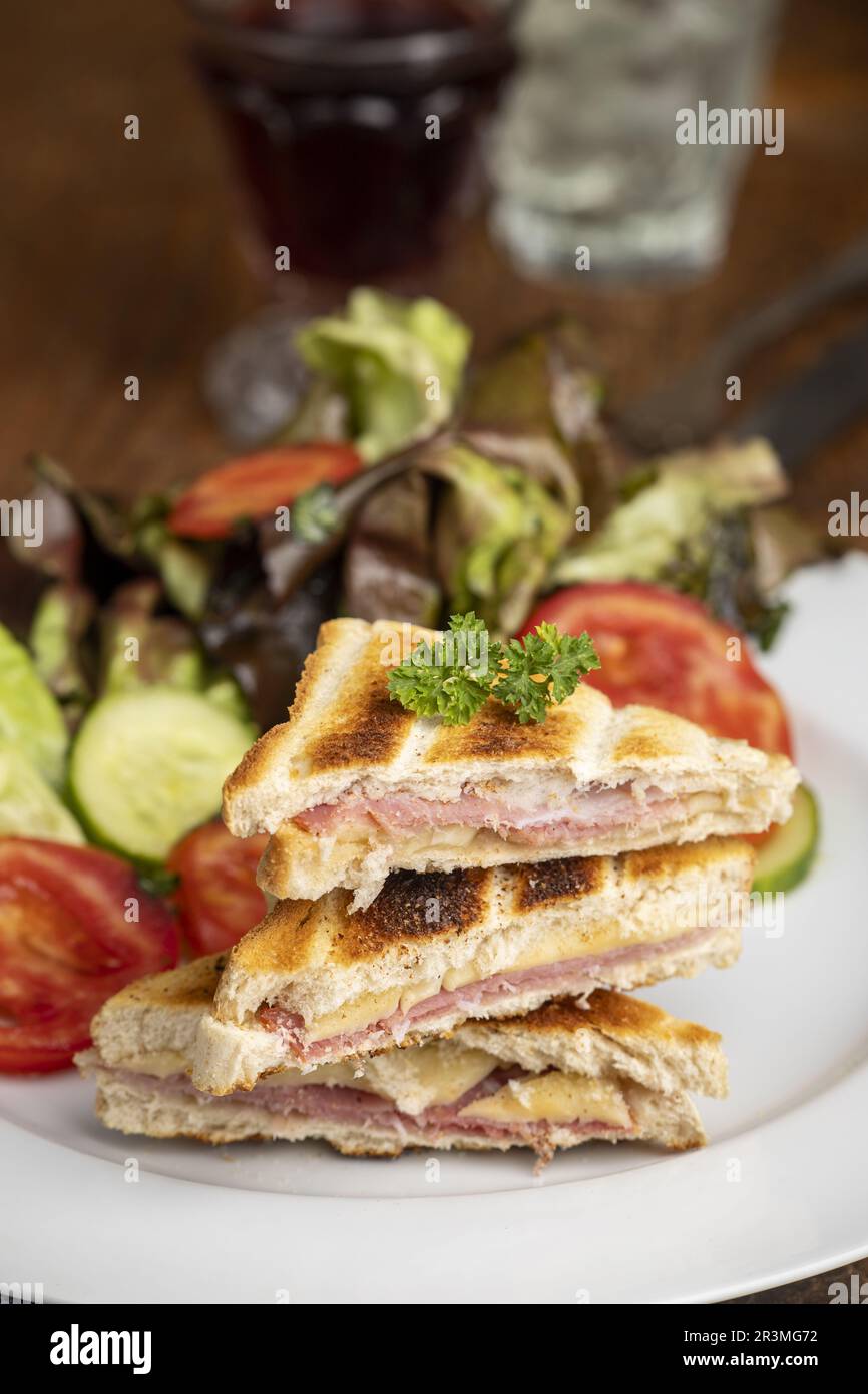 Croque Monsieur Toast mit Salat Stock Photo - Alamy