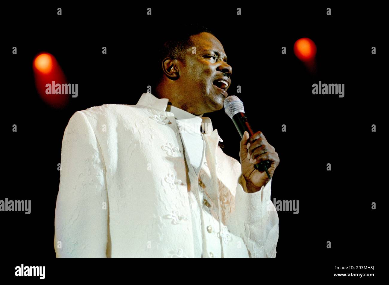 Milan Italy 1997-07-02 : Earth, Wind & Fire live concert at the Forum ...