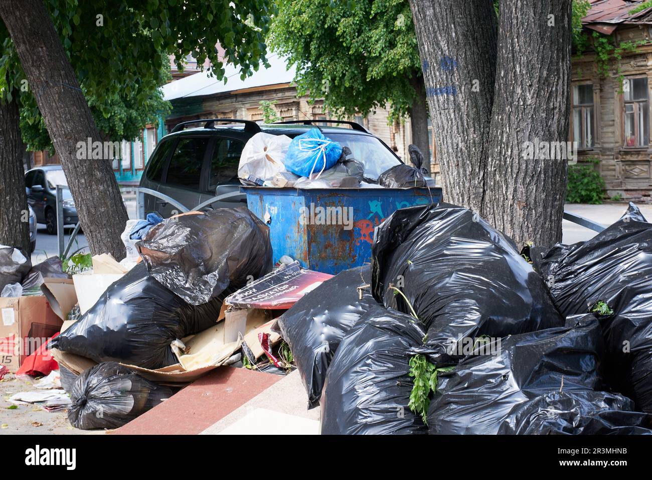 A pile of various garbage on a city street Stock Photo - Alamy