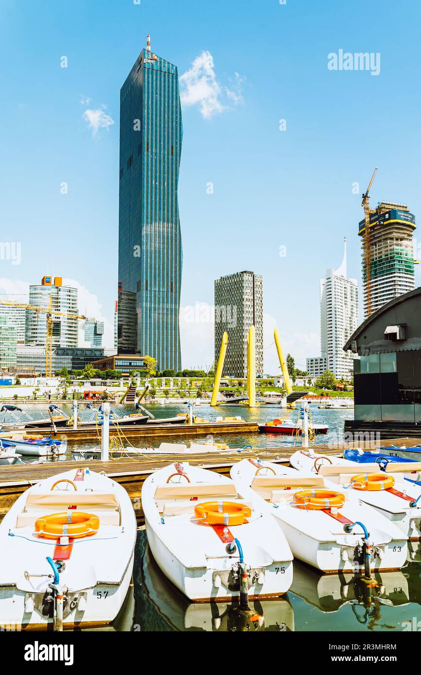 Vienna center canal riverside beach hi-res stock photography and images ...