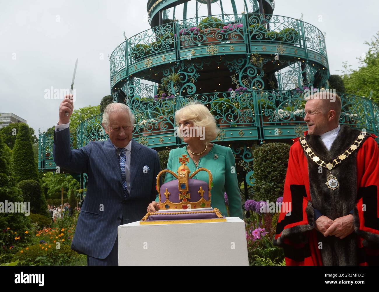 King Charles III and Queen Camilla cut a cake, with Alderman Stephen ...