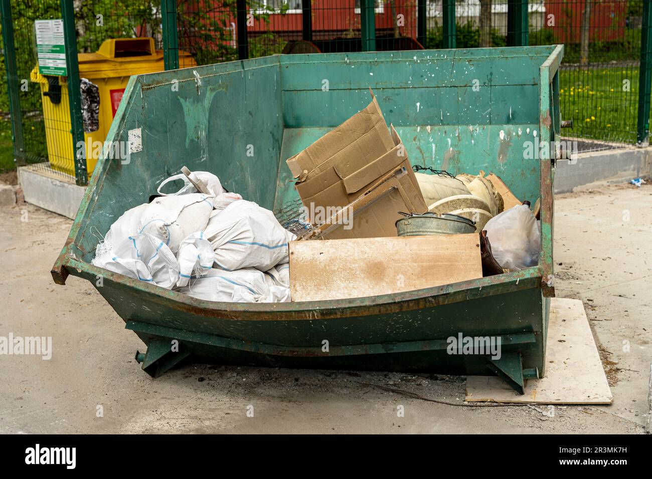 Removing debris container hi-res stock photography and images - Alamy