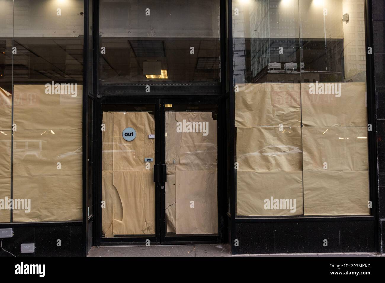 retail store closed on fifth avenue in Manhattan NYC Stock Photo - Alamy