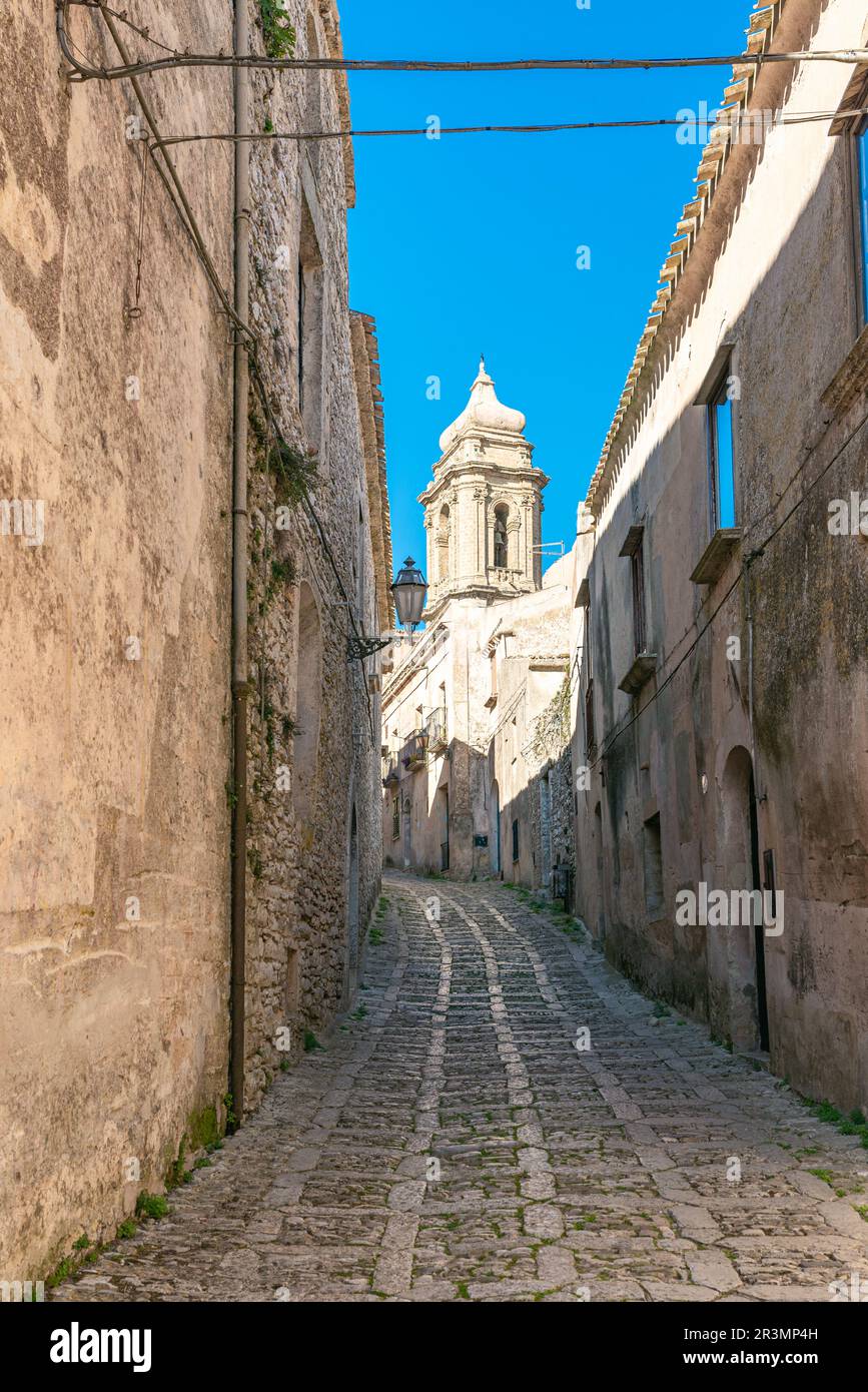 Narrow alleys and streets in the mountain village of Erice in Sicily ...