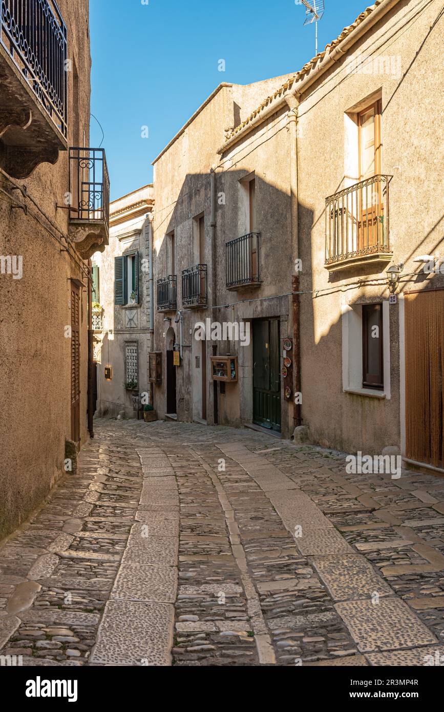 Narrow alleys and streets in the mountain village of Erice in Sicily ...